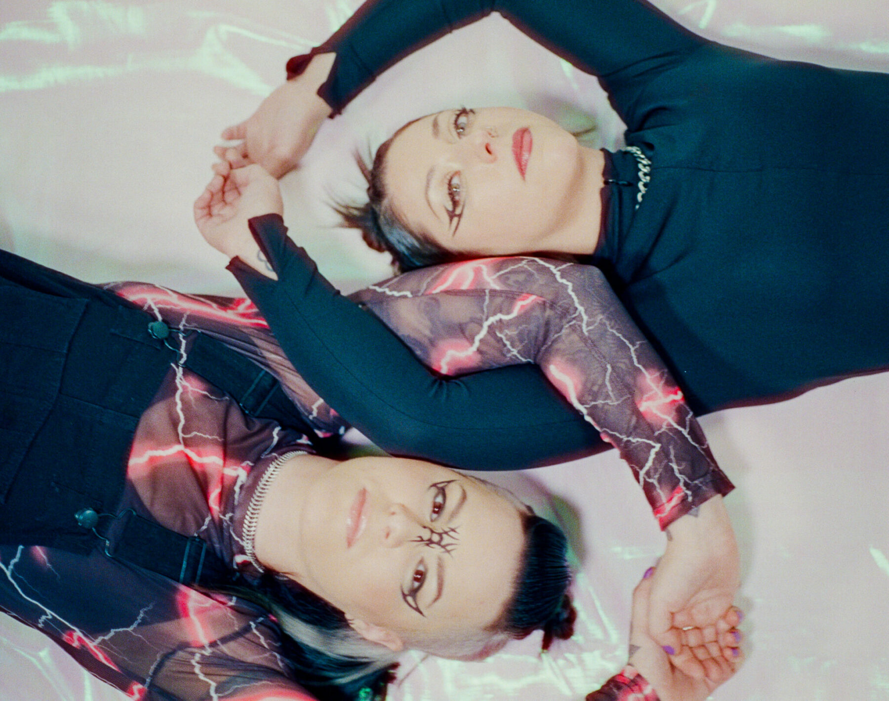 Minuit Machine dévoile son quatrième album : 24 – Friction Magazine